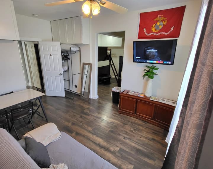 Budget Bunker: 3 Full Beds/1 Bath/microwave/fridge - Temecula, CA