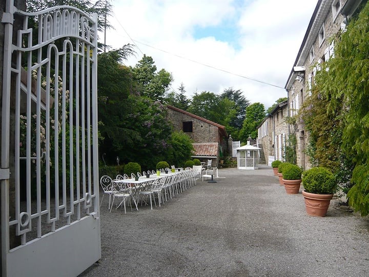 Domaine Avec Parc Et Piscine Au Cœur De La Nature - Safari de Peaugres