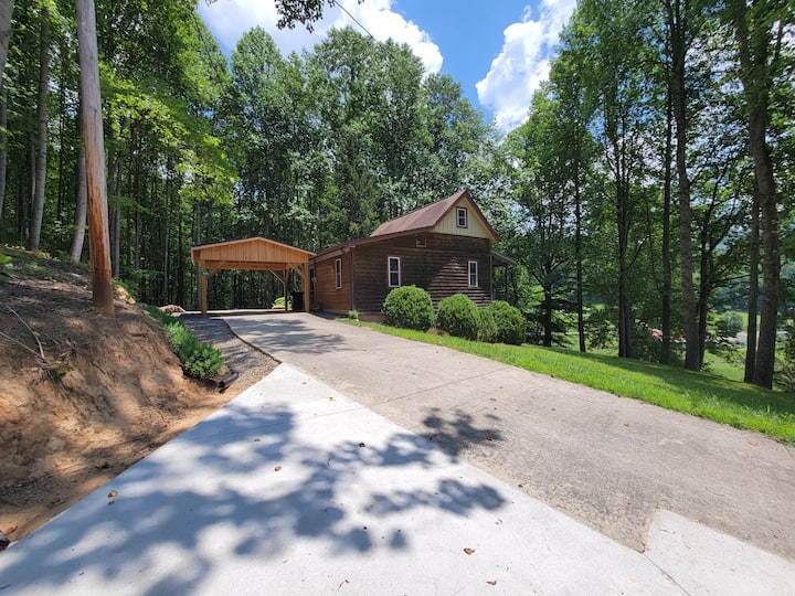Shire Near The Tail Of The Dragon - Robbinsville, NC
