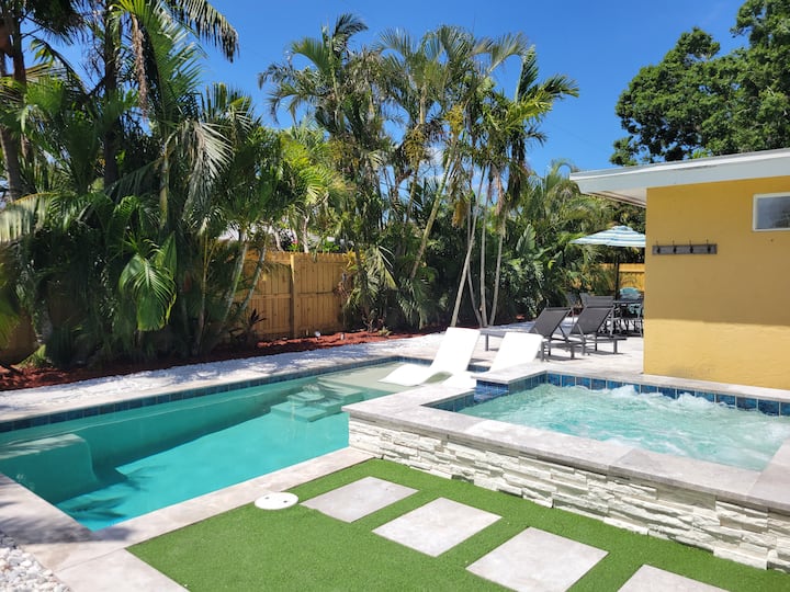 The Palm Breeze Cottage/ Private Pool & Hot Tub - Sarasota, FL
