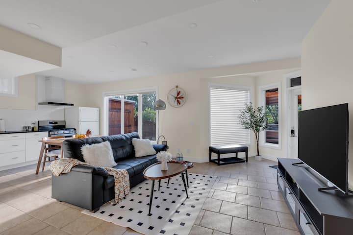 West Calgary 2-bedroom Guest Suite - Calgary