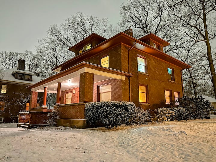 Nostalgic One Bedroom Apartment In Historic  Home - University of Akron, Akron