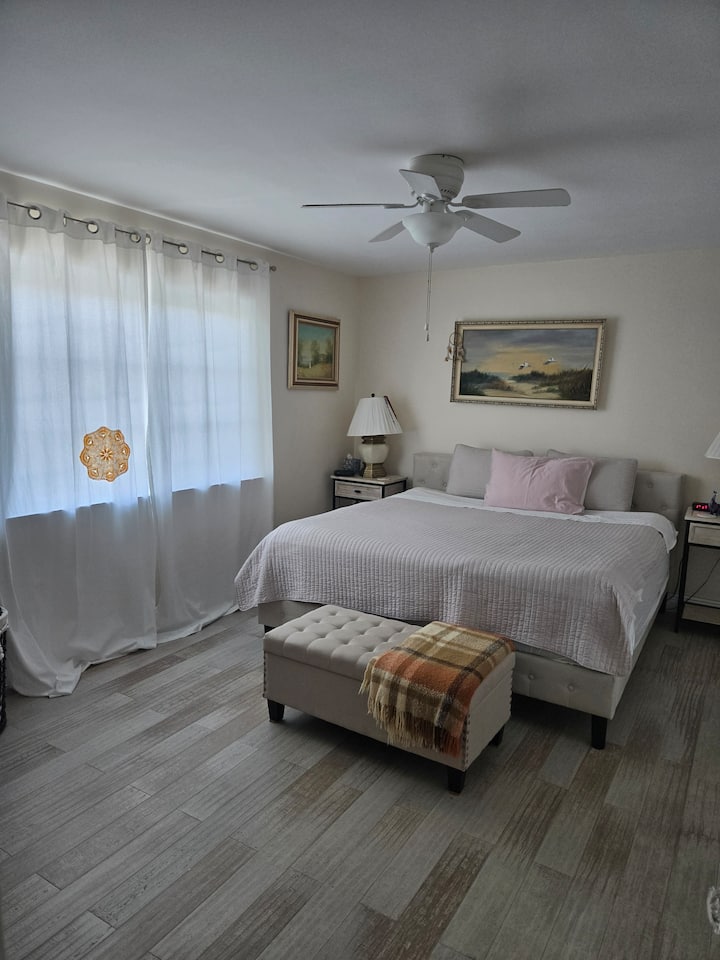 Steps From The Lake And Park! - Lake Worth, FL