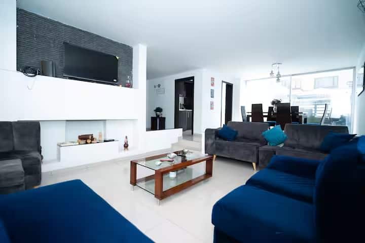 Grande Casa Cerca Embajada Eeuu - Bogotá