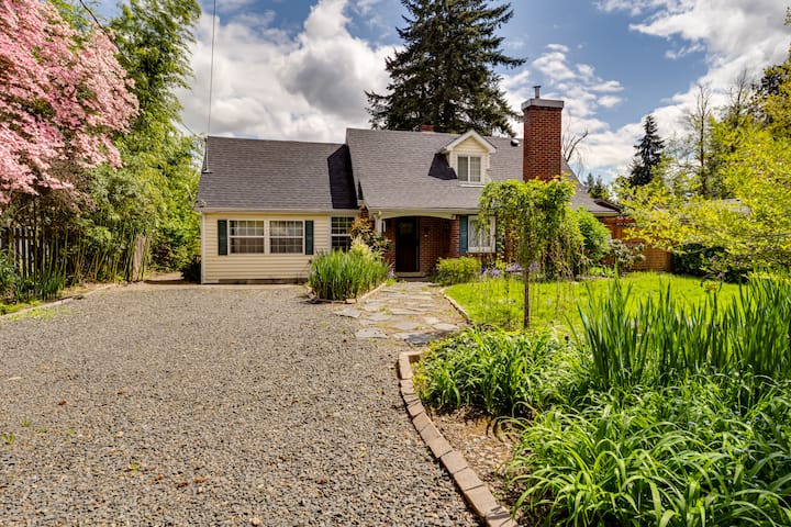 Storybook Cottage Hideaway - Eugene, OR