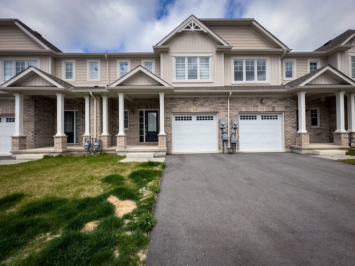 Elegant & Spacious Brand New Townhome Never Lived - Welland