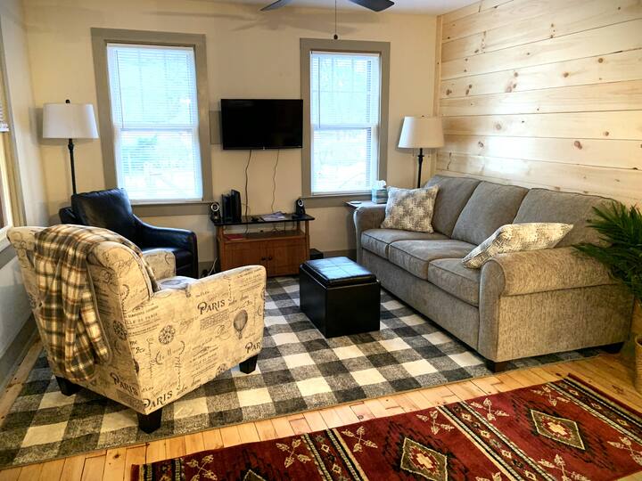 "Rocky Bottom" Creekside Cabin - Phoenicia, NY