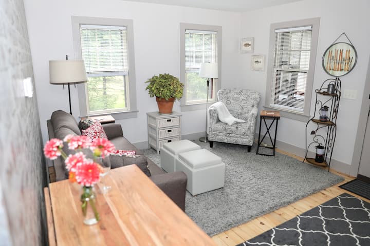 "A Stone's Throw" Creekside Cabin - Phoenicia, NY