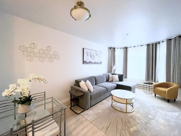 Modern Downtown Retreat W/ Pool, Hottub & Balcony! - Seattle, WA