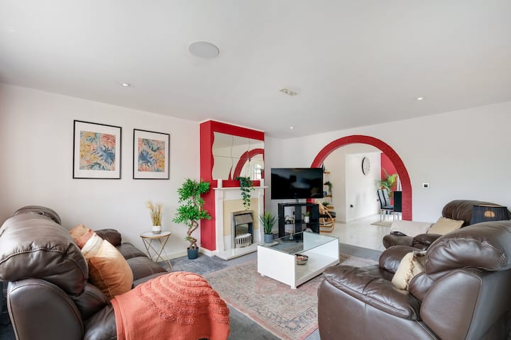 Elegant 5-bed Home W/ Garden & Parking - Slough - Slough