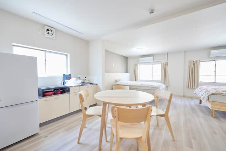 3f-b 難波、心斎橋、Usjまで便利、地下鉄千日前線桜川駅より徒歩５分　リフォーム済　ベッド４台 - 大阪市