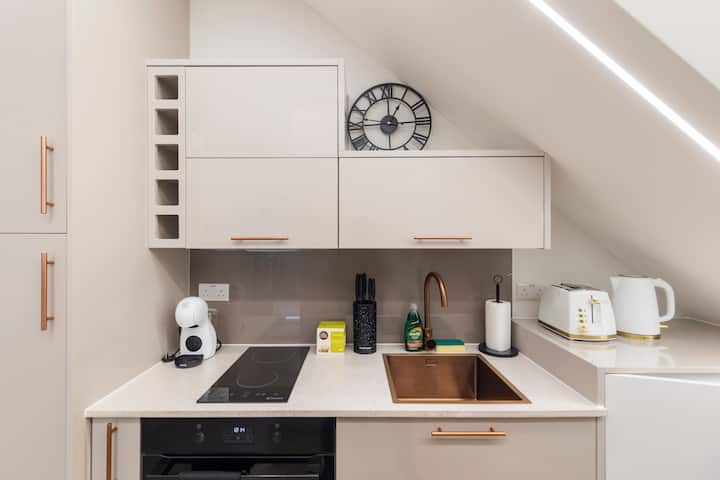 Chic Luxury Studio - 1 Min To Tube Station - London