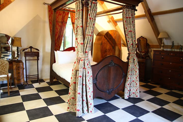 Claregalway Castle - Old Mill Room (1st Floor) - Claregalway