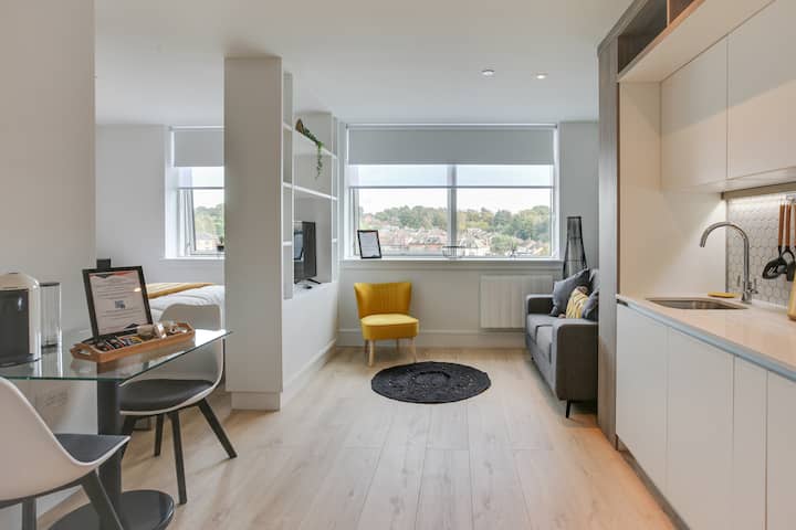 Kings Road • Executive Brentwood • With Parking - Brentwood