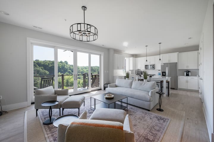 Luxury Downtown Loft | Balcony & Rooftop Bar - Lynchburg, VA