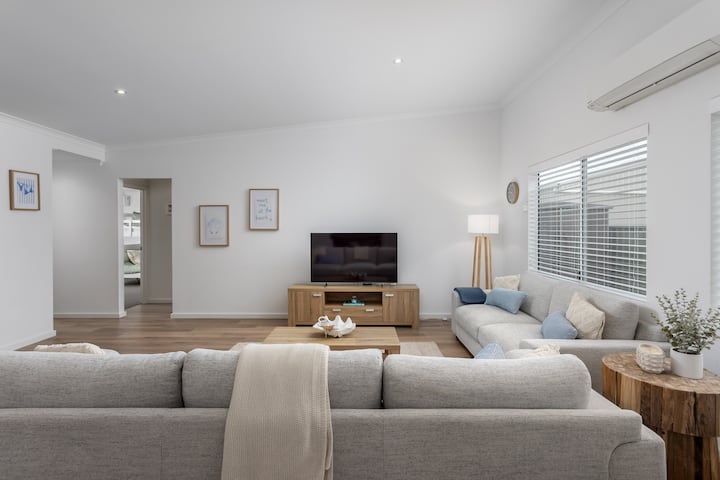 Saltwood Villa | Walk To The Beach In Minutes - Busselton