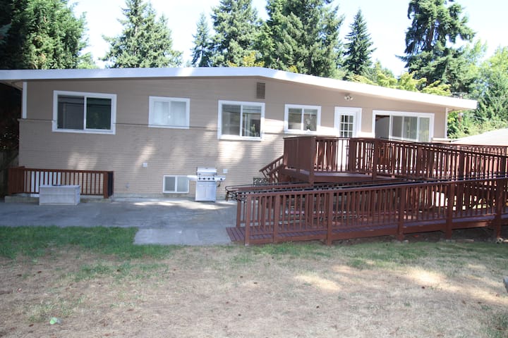 Large Mercer Island 5b3b Family Home - Redmond, WA