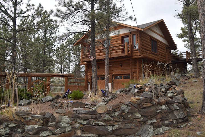 Black Hills Log Cabin - Mount Rushmore, SD