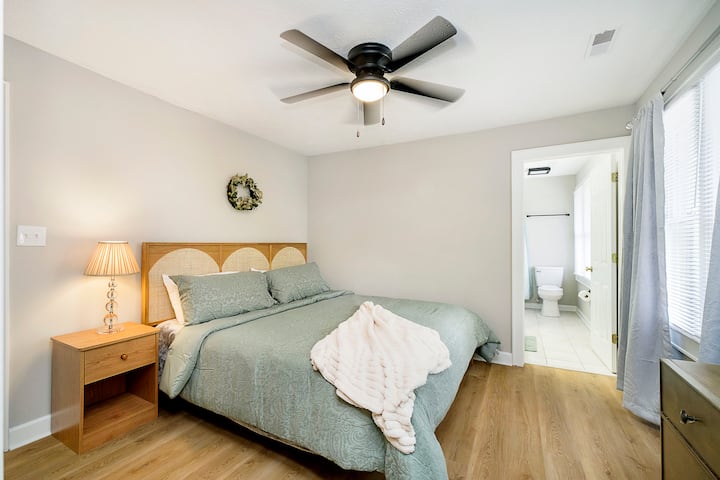 Prime Location | Washer & Dryer | Spacious - Indianapolis, IN