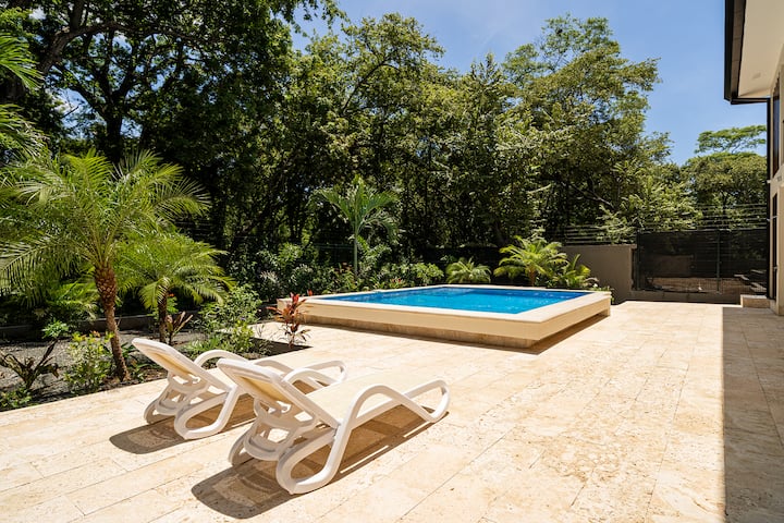Luxury Villa W/pool- 3-minute Walk To Beach & Town - Costa Rica