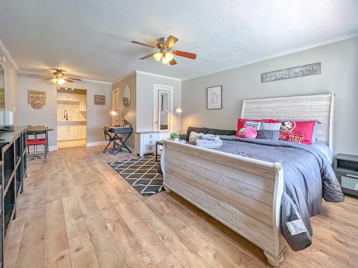 Fsu Condo Steps From Doak And Collegetown - Tallahassee, FL