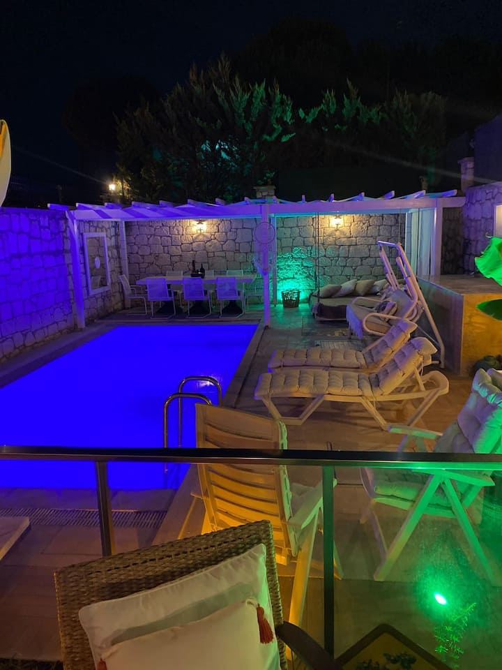Wonderful Villa Wth Swimmingpool - Çeşme