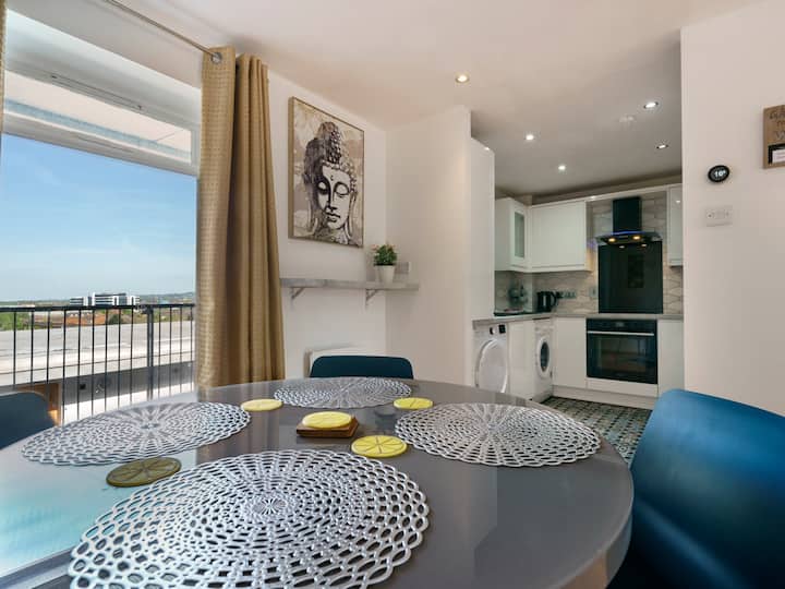 Lovely 2 Bed/2 Bath In City Centre | Free Parking! - Belfast