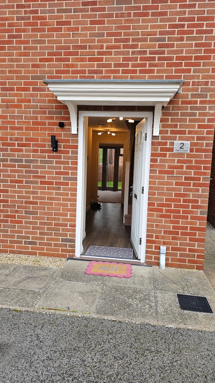 Relaxing Getaway 3-bed House With Free Parking - Rugby