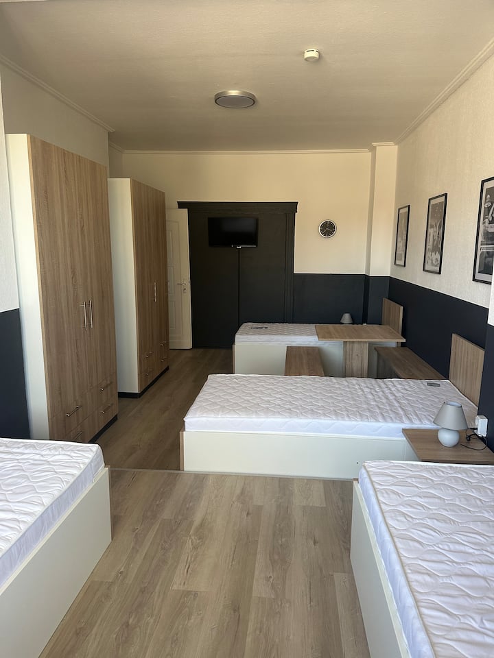 Schönes Helles 4-bett Zimmer - Duisburg