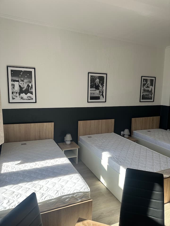 Schönes Helles 3-bett Zimmer - Duisburg
