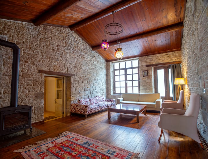 Historical Stone House: Peri Palas Fokaia - Foça