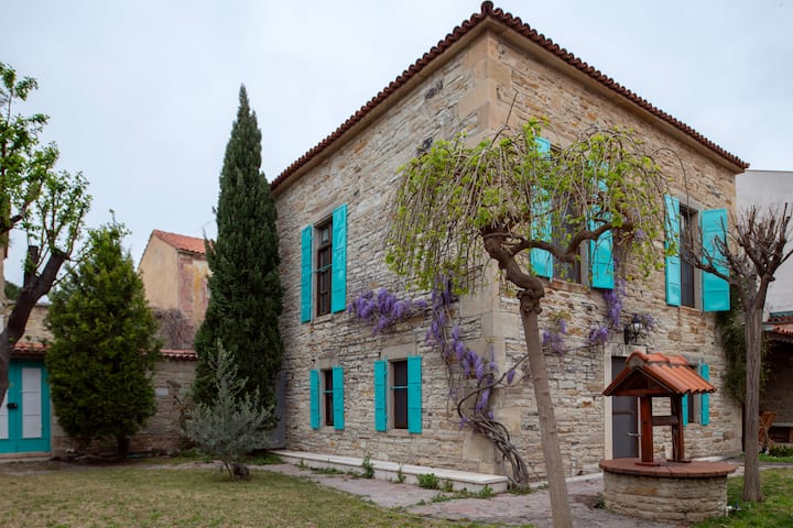Historical Stone House: Peri Palas Fokaia - Foça