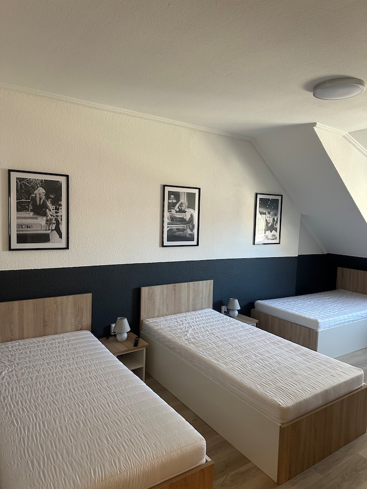 Schönes Helles 4-bett Zimmer - Duisburg