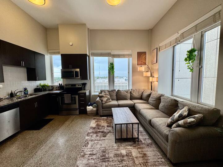 Sky Condo - 13th Floor 2br/1ba In Central Downtown - Des Moines, IA