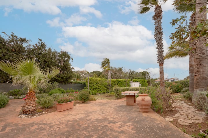 Guesthost - Villa Near Sea With Garden & Parking - Polignano a Mare