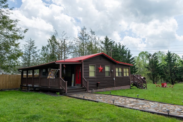 The Red Door Cabin - Fancy Gap, VA
