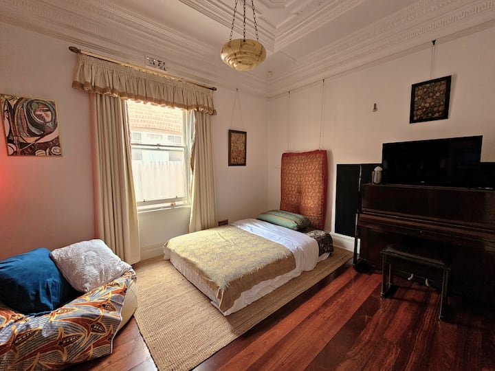 Groovy Zen Den: Piano, Sauna + Stream - Cottesloe