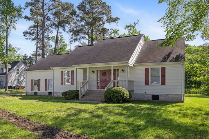 8 Beds & 3 Miles To The Beach! - Hampton, VA