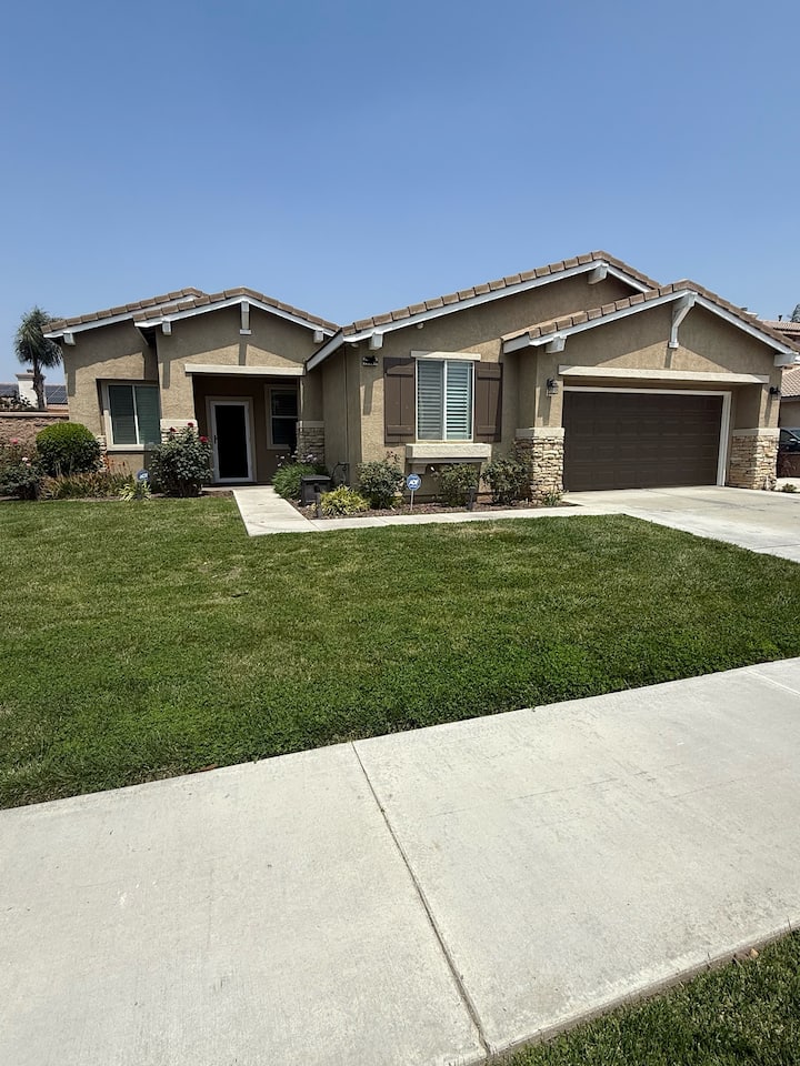 Large Room-south Fontana Home - Fontana, CA