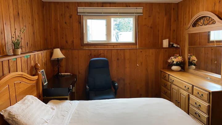 Cozy Room With Classic Woodwalls - Thunder Bay