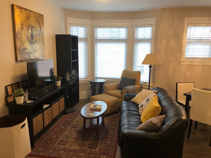 Bright, Beautiful Top Floor 2br - Vancouver