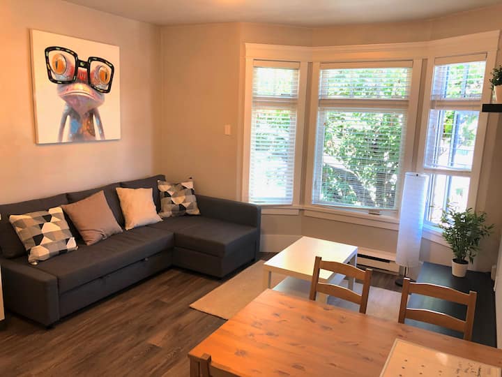 Cozy Top-floor One-bedroom Unit - Vancouver