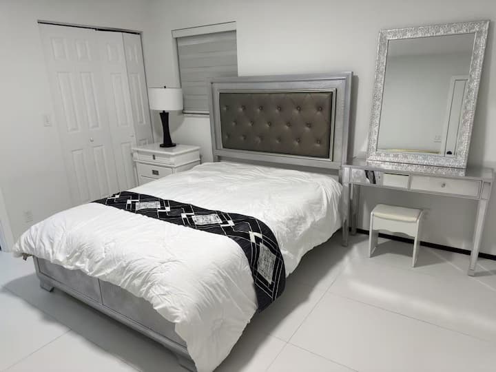 Modern Newly Renovated Room 3 - Delray Beach, FL
