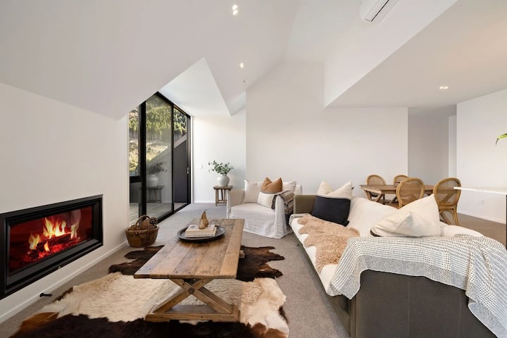 Contemporary 7 Bedroom House With Stunning View - Queenstown