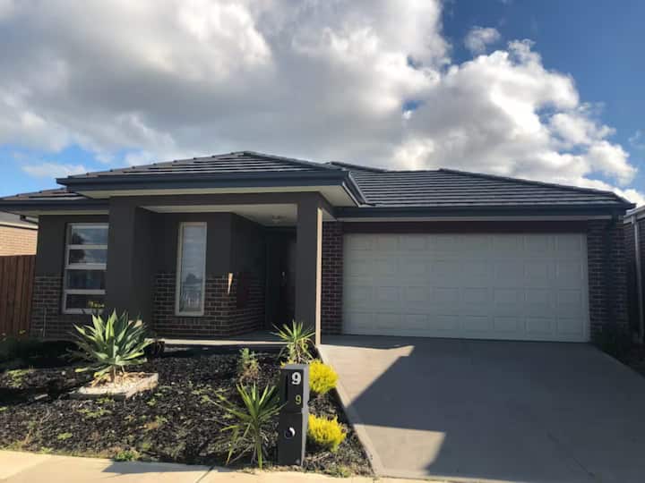 Serenity Home 9 Pakenham - 4 Bedrooms - Gumbuya World, Tynong North
