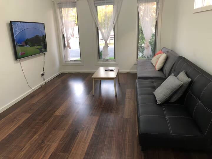 Serenity Home 11 Pakenham - 4 Bedrooms - Gumbuya World, Tynong North