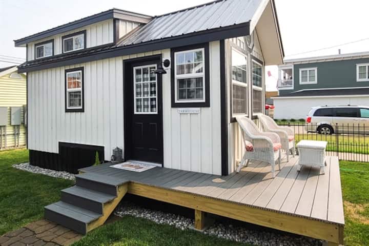 Tiny Digs Lakeshore - Farmhouse - Muskegon, MI