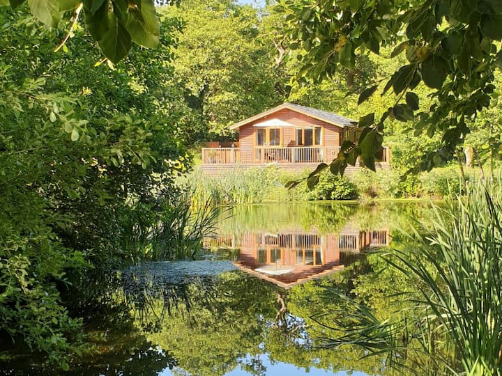 Tranquil, Wildlife & Lake Views, Private Hot Tub - Pembrokeshire