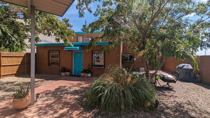 Downtown's Turquoise Casa - Winslow, AZ