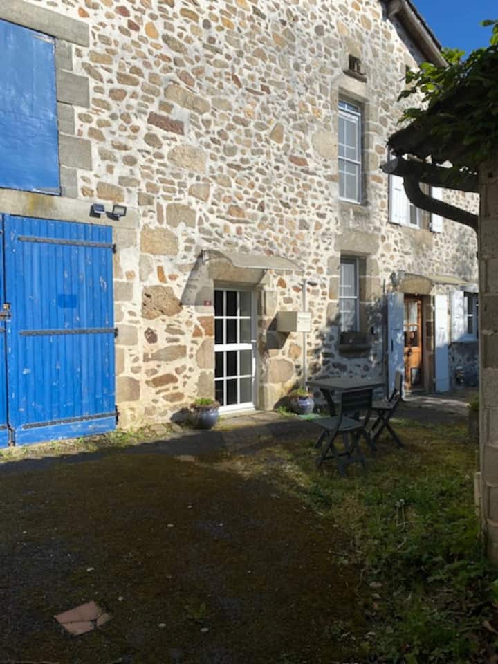 Petite Maison Dans Le Centre Du Bourg - Saint-Mathieu